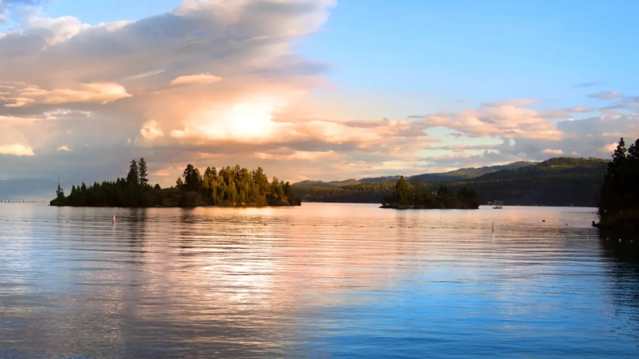 Under-the-radar lake towns in the USA with crystal-clear water - Gearth ...